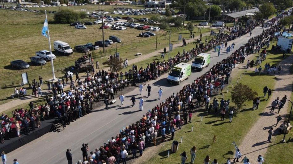 Con la Banda Militar de Azul, cerca de 100 militares y la presencia de ...